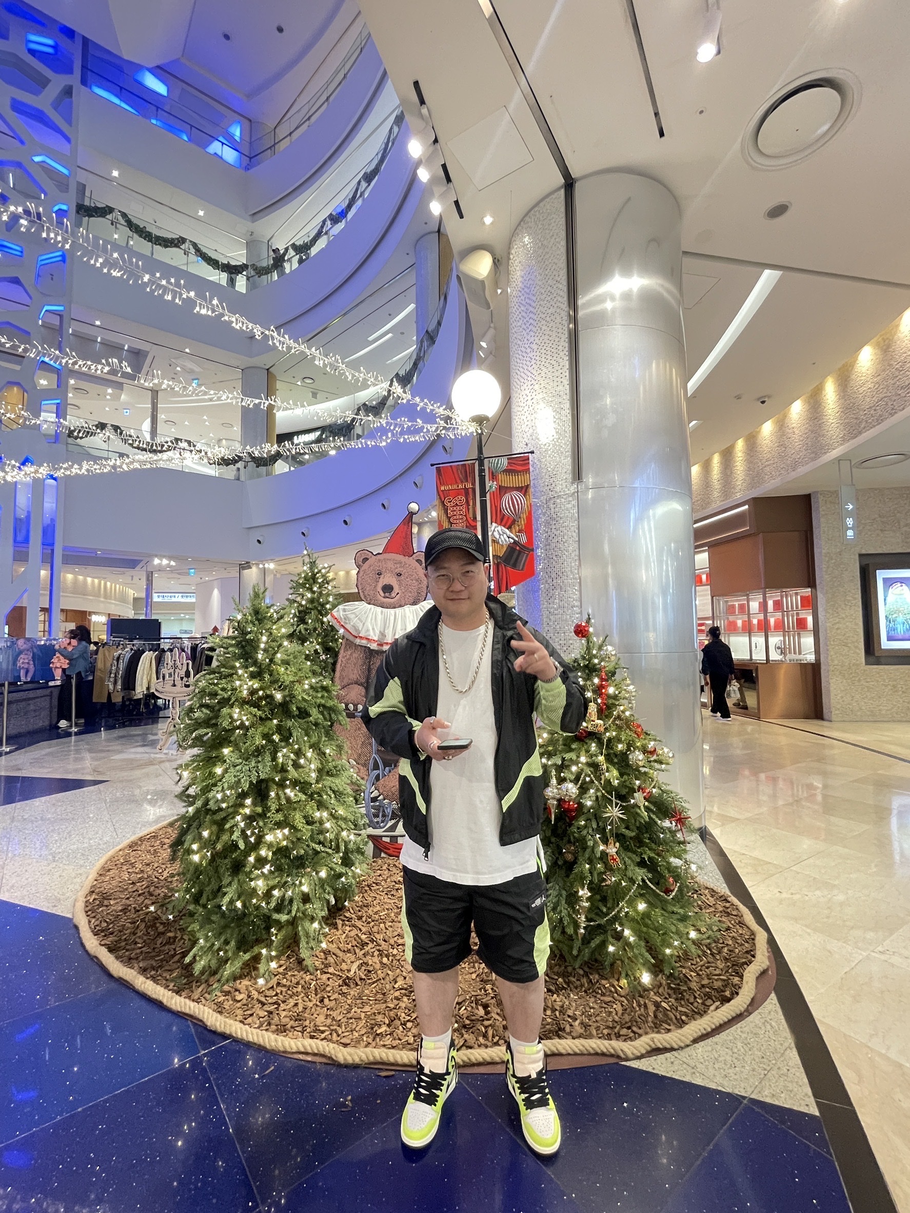 뭔가 과하게 길게 찍힌거 같으다 | KREAM