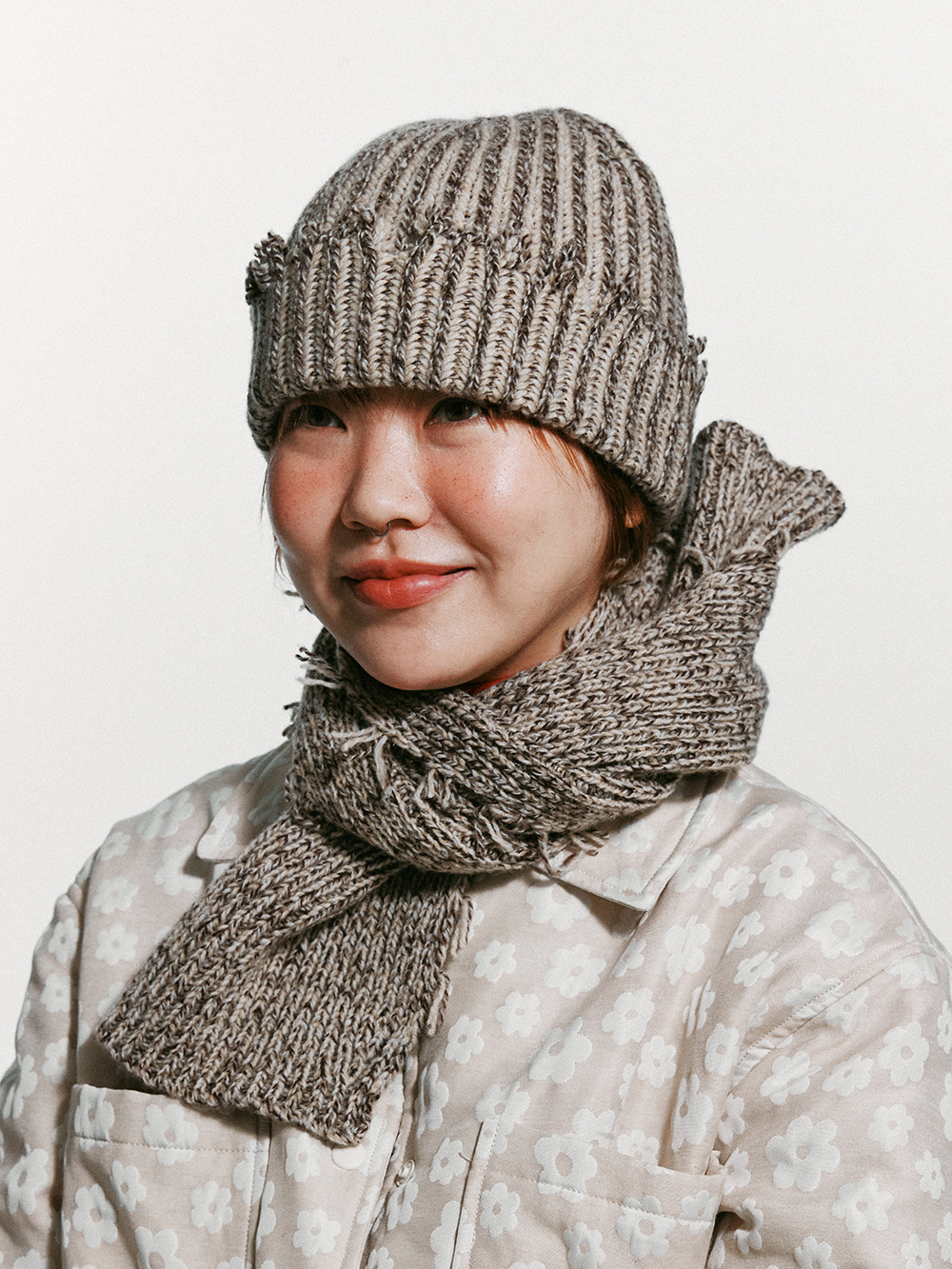 영오 리사이클 얀 프레이드 숏 니트 머플러 브라운 | YOUNGOH | KREAM