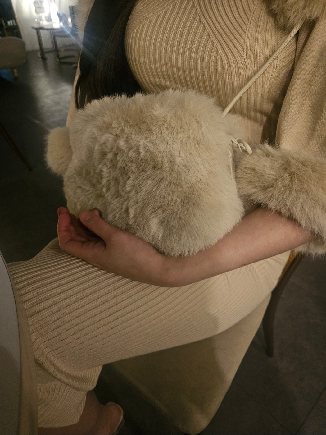 퍼옷에 카바텔리 퍼 아주 찰떡^^ | KREAM