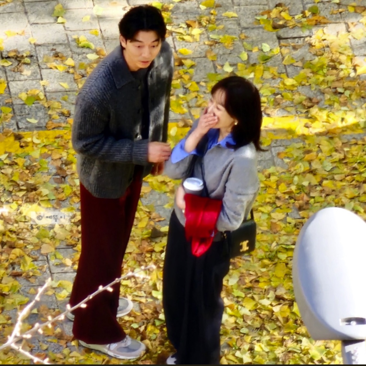 공유가 넷플 트렁크에서 신은 991 | KREAM