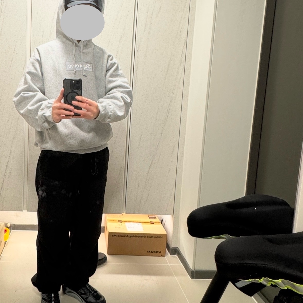 막 s로고 후디보다 짱짱하진 않네 | KREAM