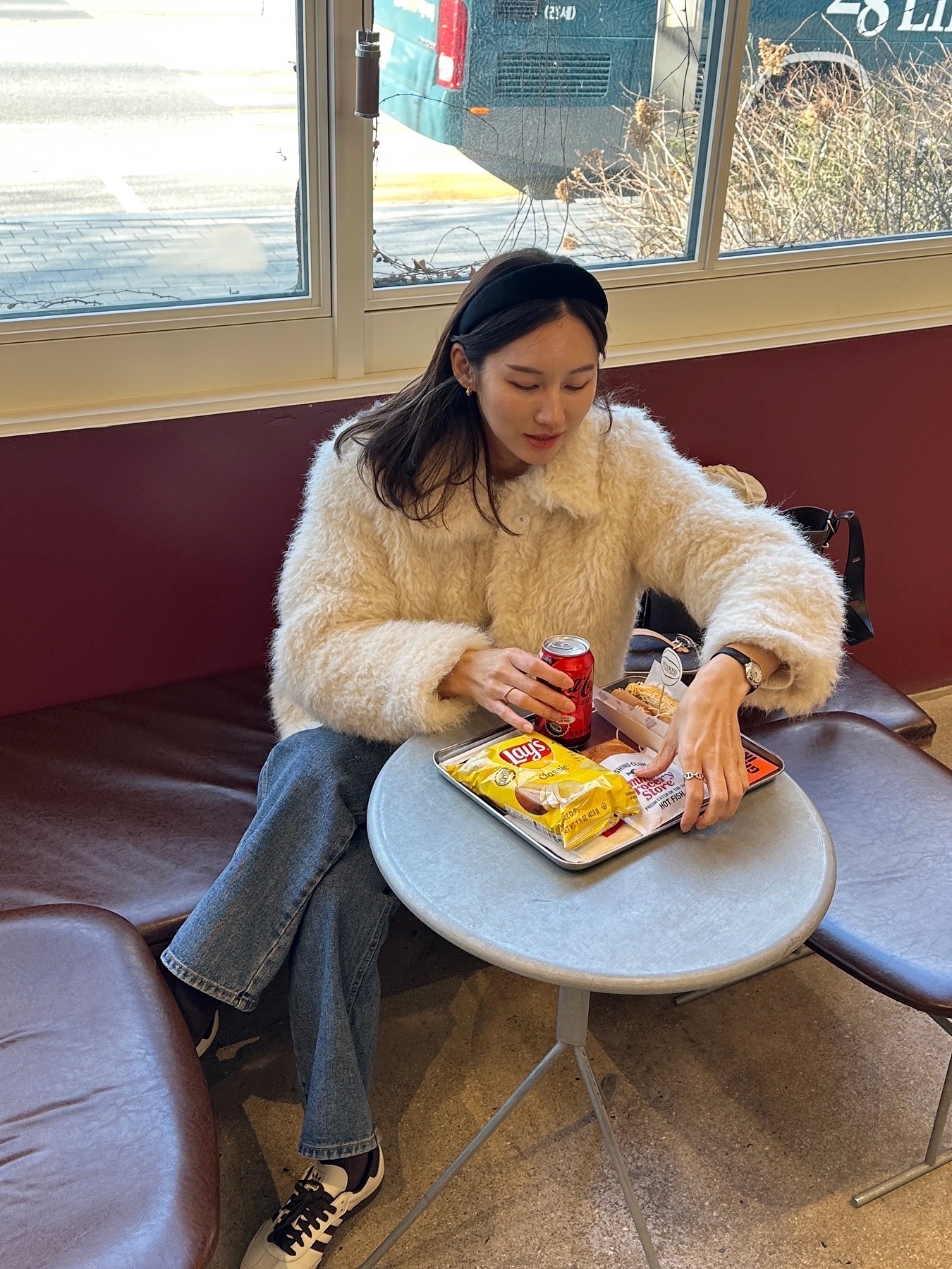 연말은 화이트⛄️ | KREAM