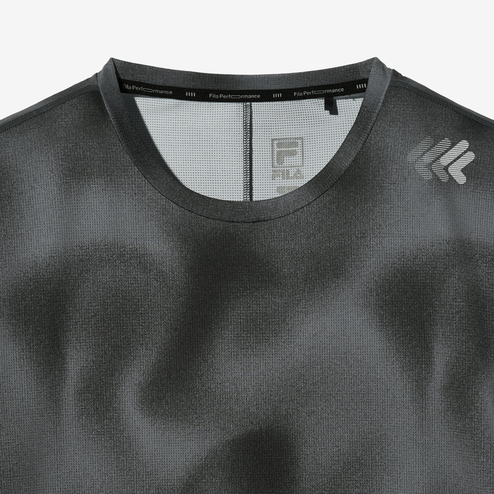 휠라 그래픽 패턴 기능성 반팔티 블랙패턴 | FILA | KREAM