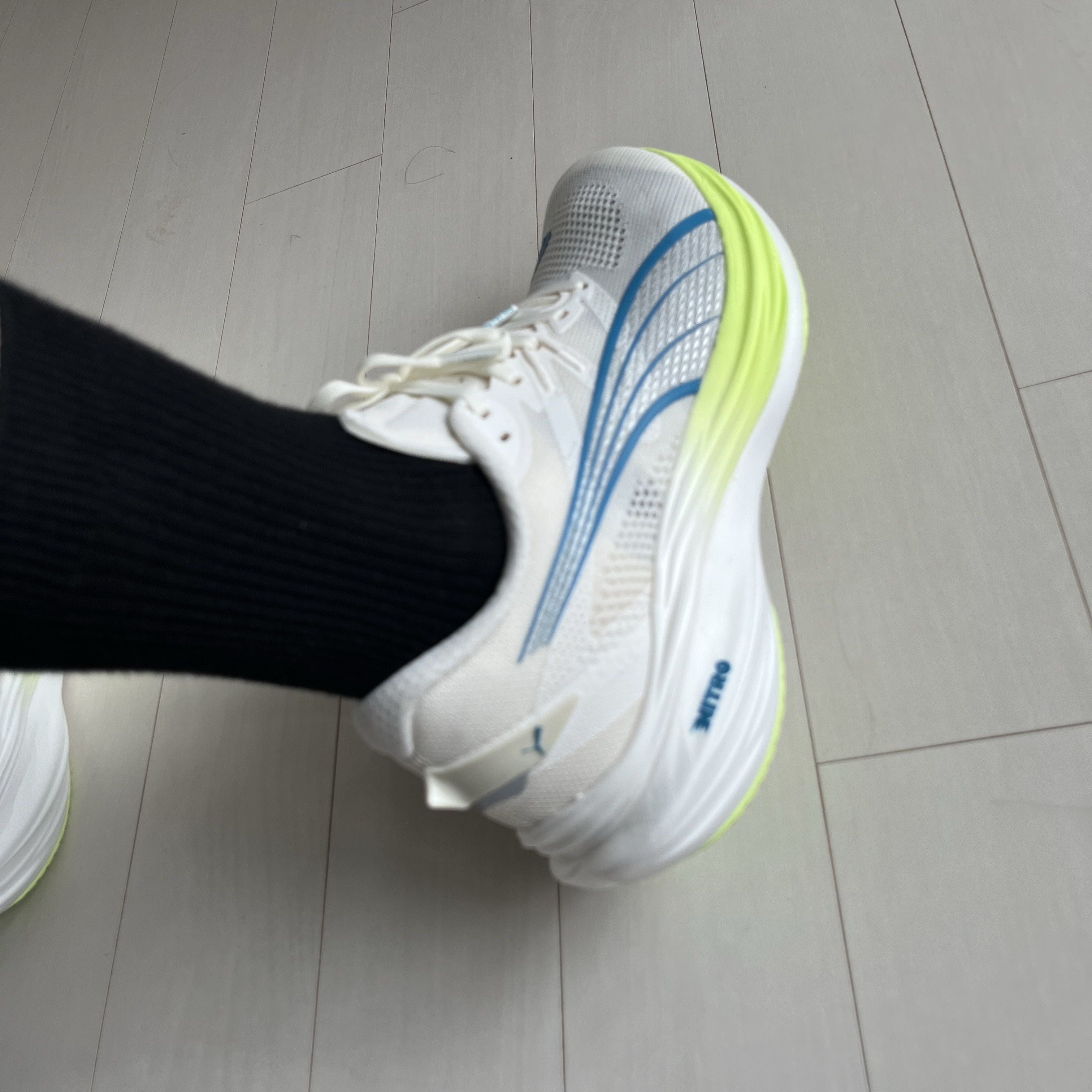 좋아요 디나3 와이드 275 | KREAM