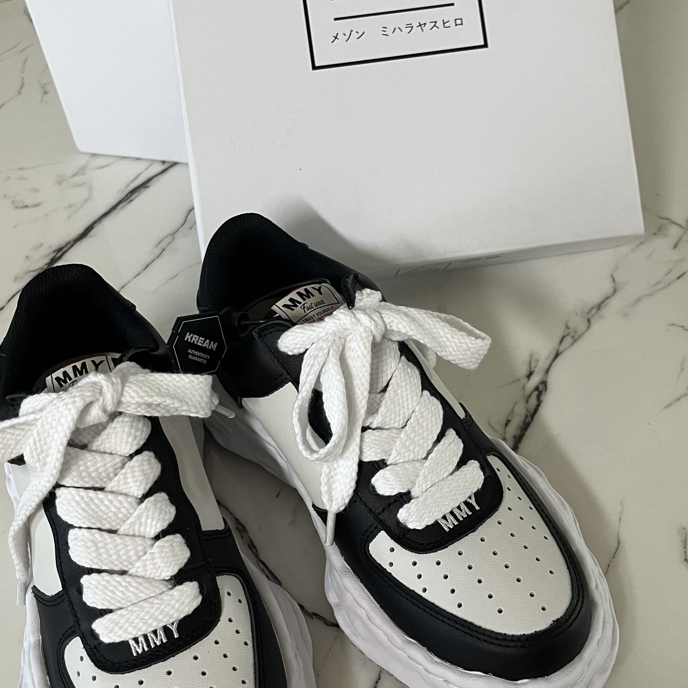 발볼넓은235-240은39싸이즈로 | KREAM