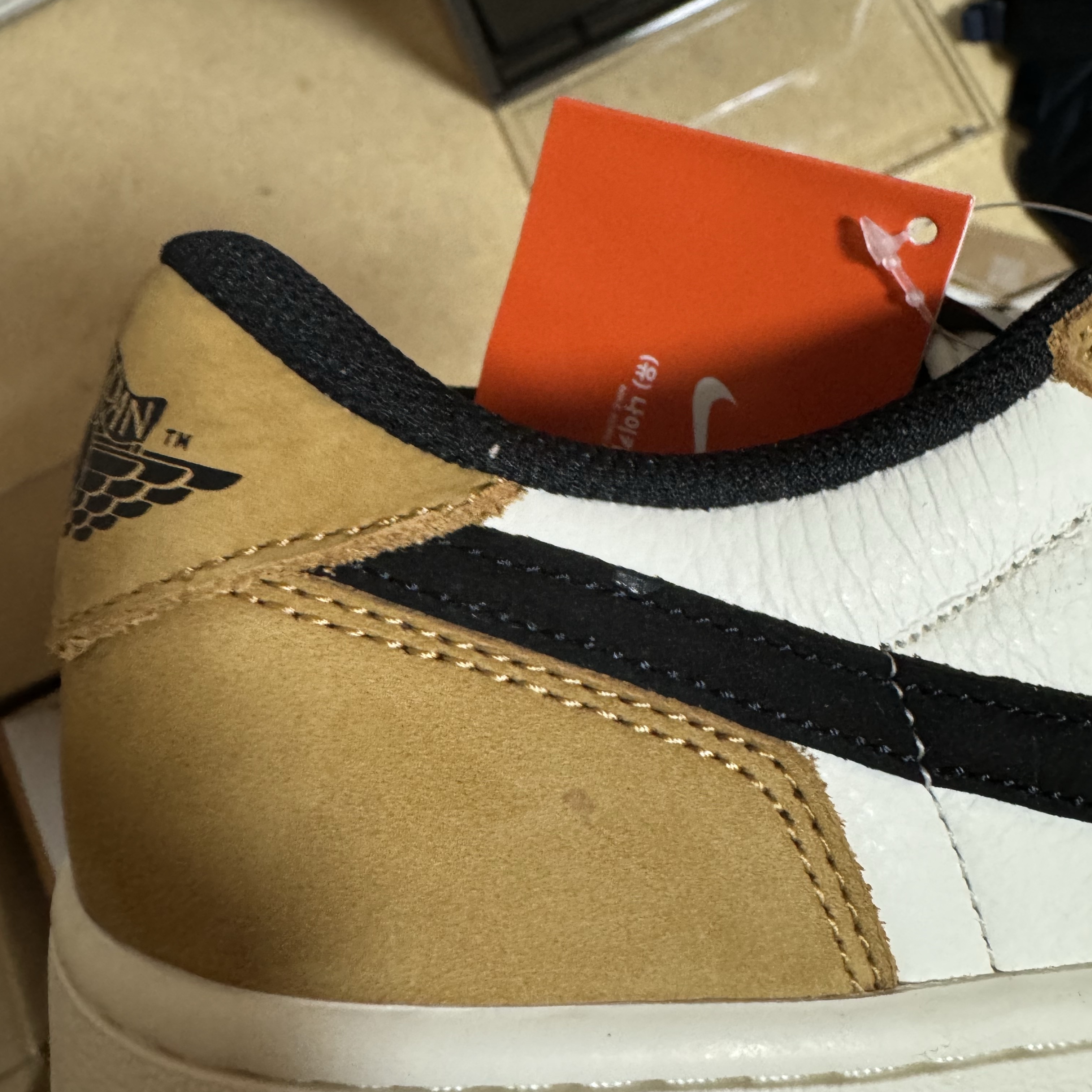 새제품에 오염자국이라니… | KREAM