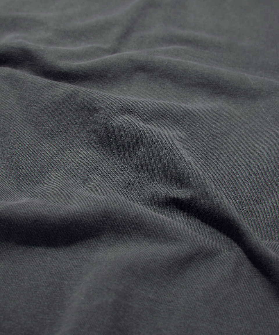 스웨이드 빅 로고 티 피그먼트 블랙 | Suade | KREAM