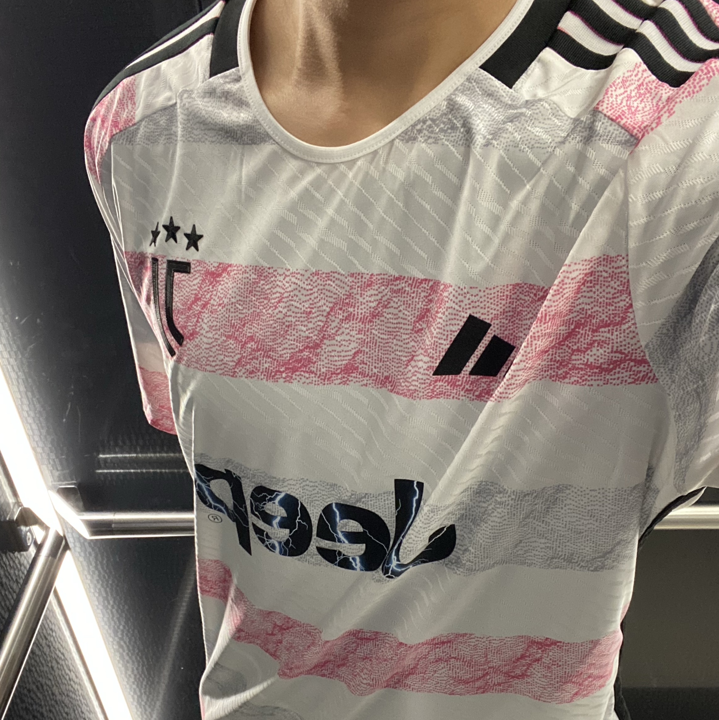 핑유베 👍 | KREAM