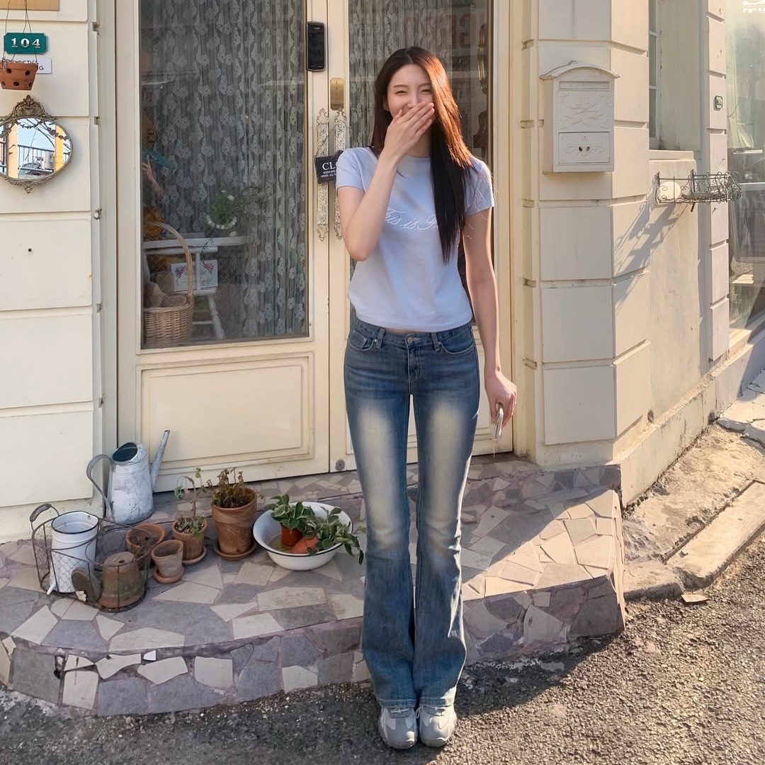 부츠컷이 이뽀보이는 크롭티💎 | KREAM