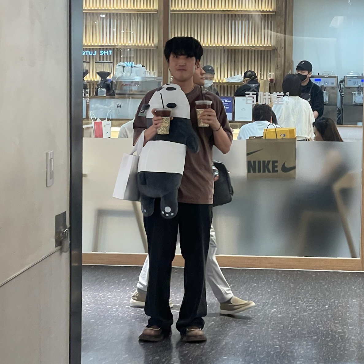 📸: moonwalke... (@the_8s) 님의 게시물 | KREAM