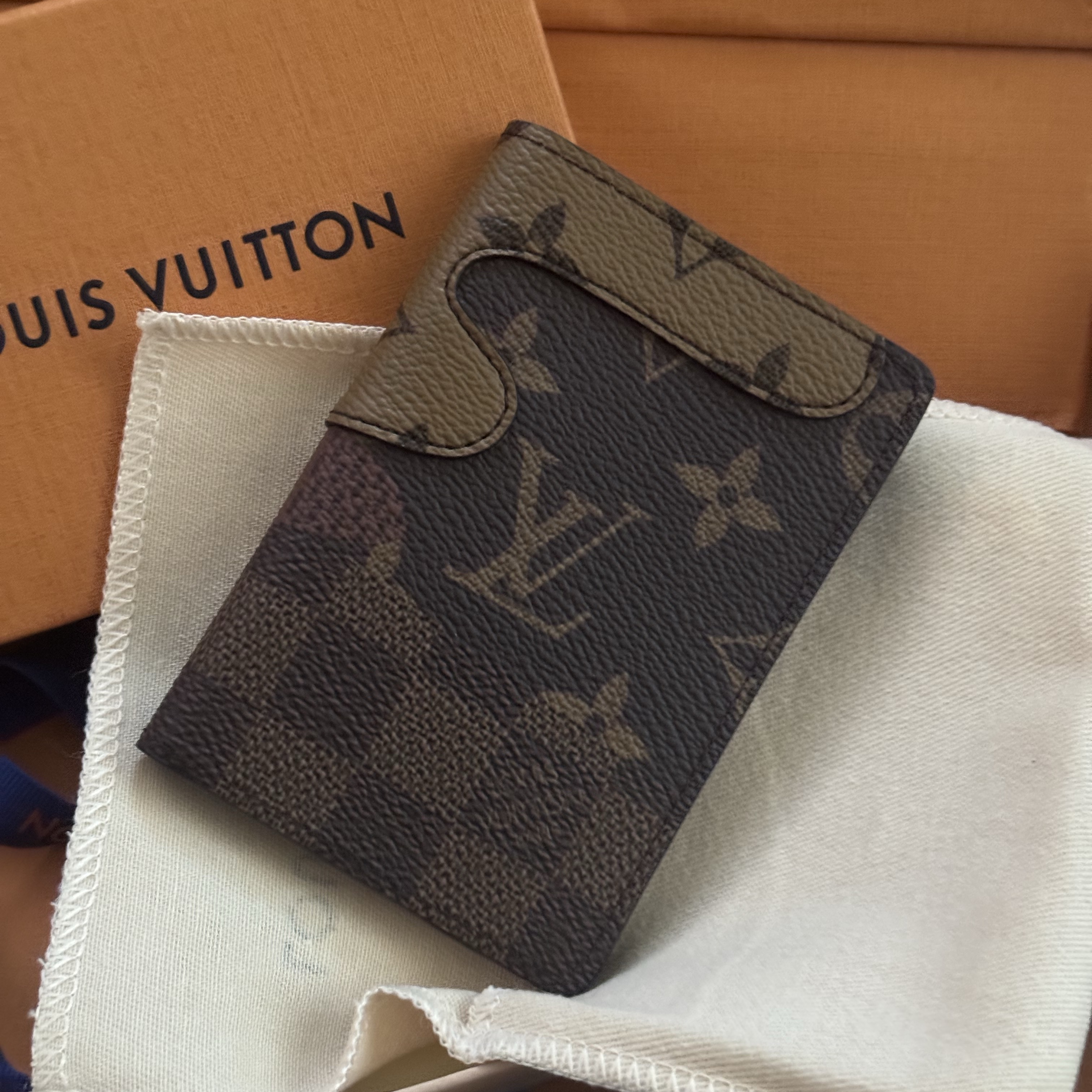 색상은 좀더 진득.. 이쁘고 특이 | KREAM