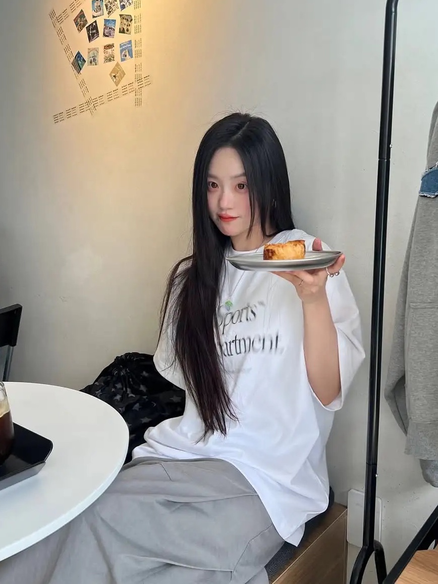 무빙 로고 티셔츠 - 화이트 | KREAM