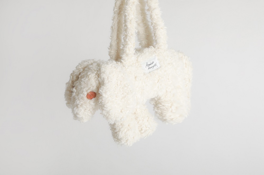 아티스트컴플렉스 누렁이 강아지 숄더백 아이보리 | ARTIST KOMPLEX | KREAM