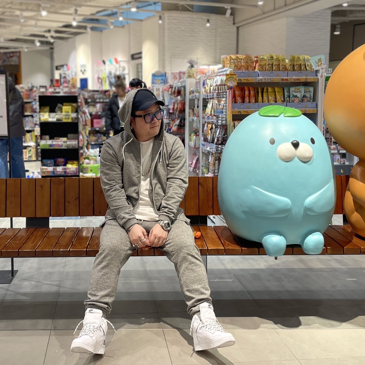 간만에 앉아스 | KREAM