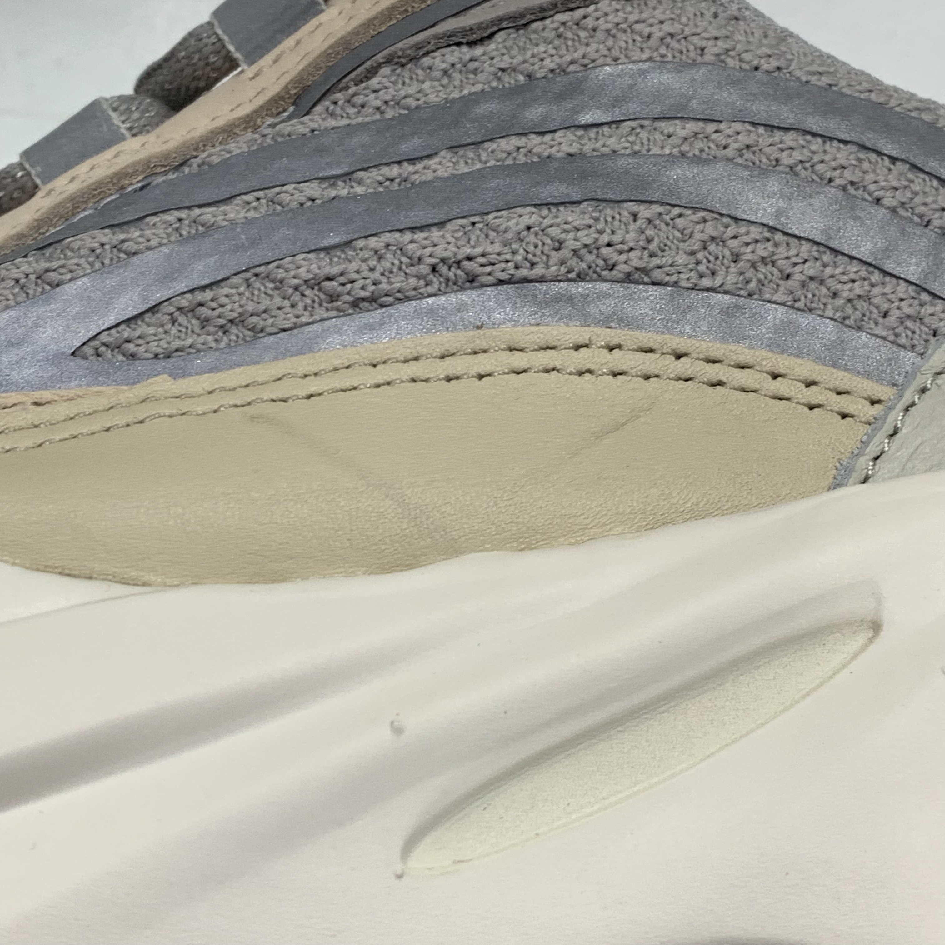 아디다스 이지 부스트 700 V2 크림 | KREAM