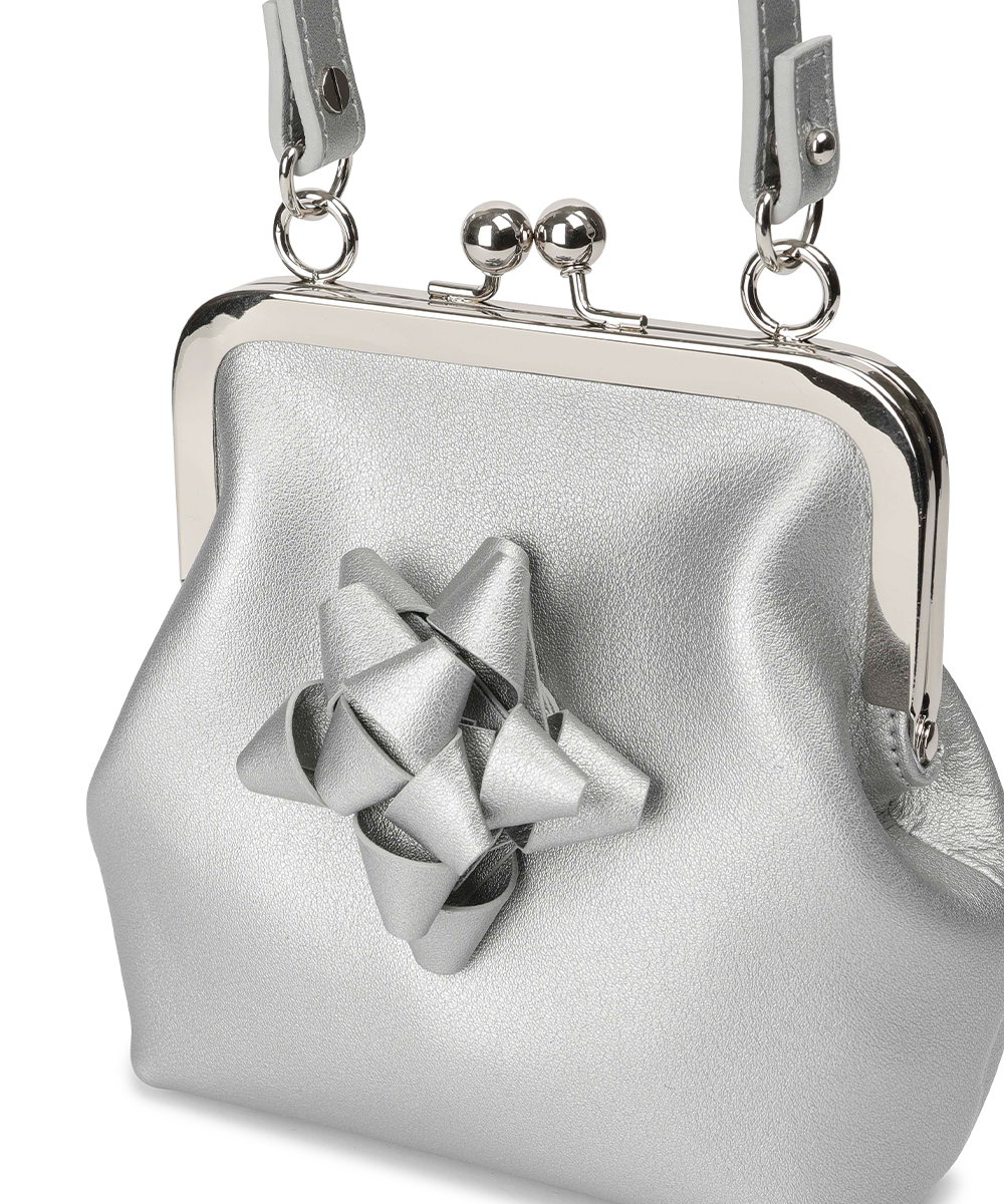 오들리워크샵 메탈릭 보우 참 퍼스 | ODLYWORKSHOP | KREAM