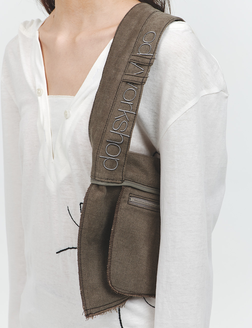 오들리워크샵 오크 데님 트라우저 백 | ODLYWORKSHOP | KREAM