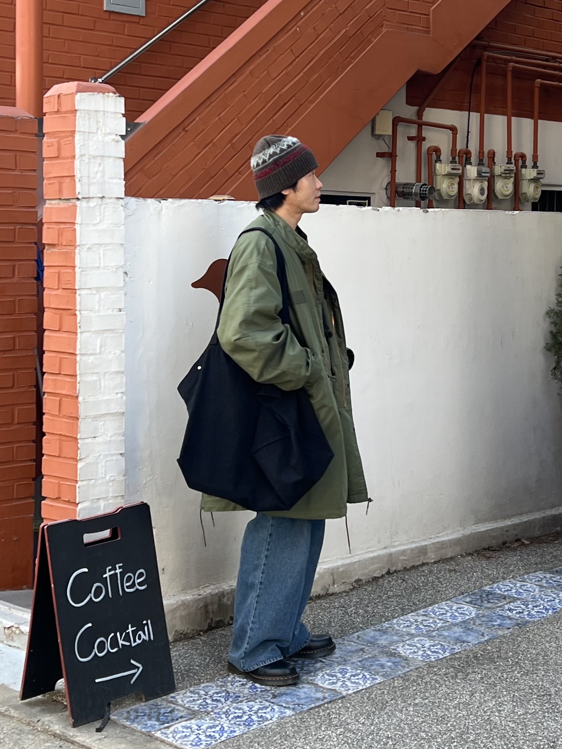 구스커피앤바 앞에서🤎☕️ | KREAM