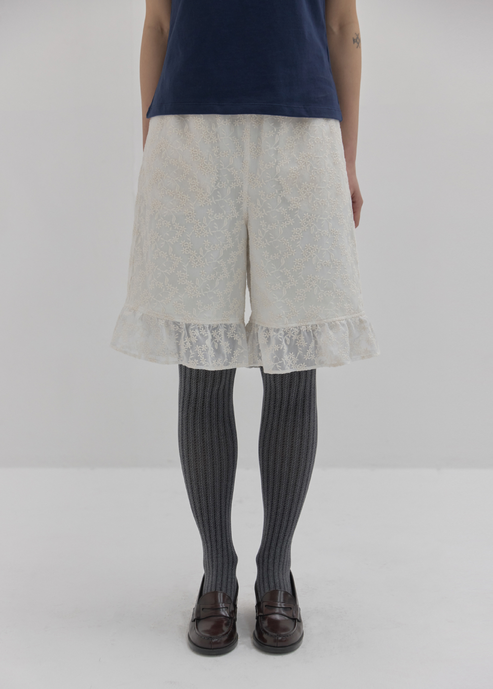 피브스피브스 엠브로이더드 미디 팬츠 아이보리 | PEEVES PEEVES | KREAM