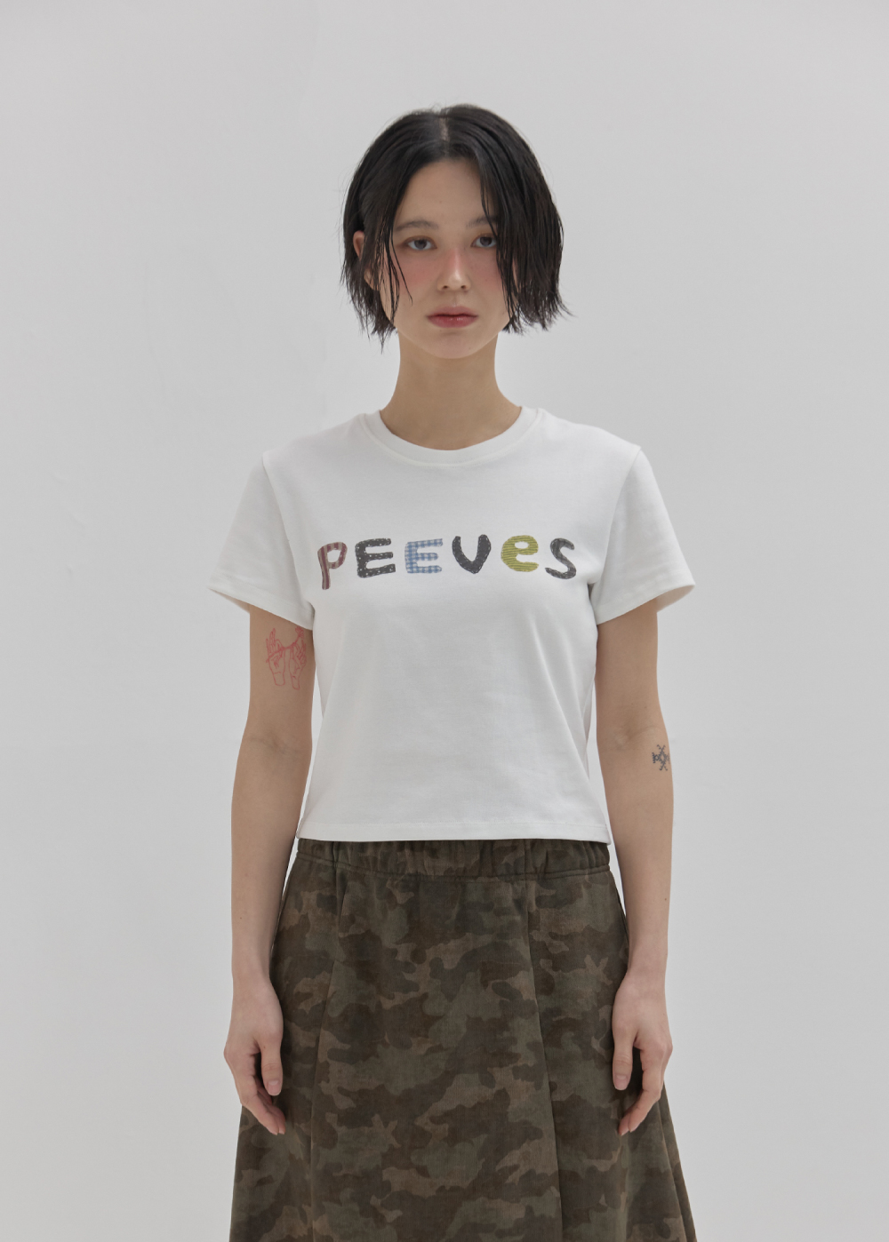 피브스피브스 스캔드 니들워크 크롭드 티셔츠 화이트 | PEEVES PEEVES | KREAM