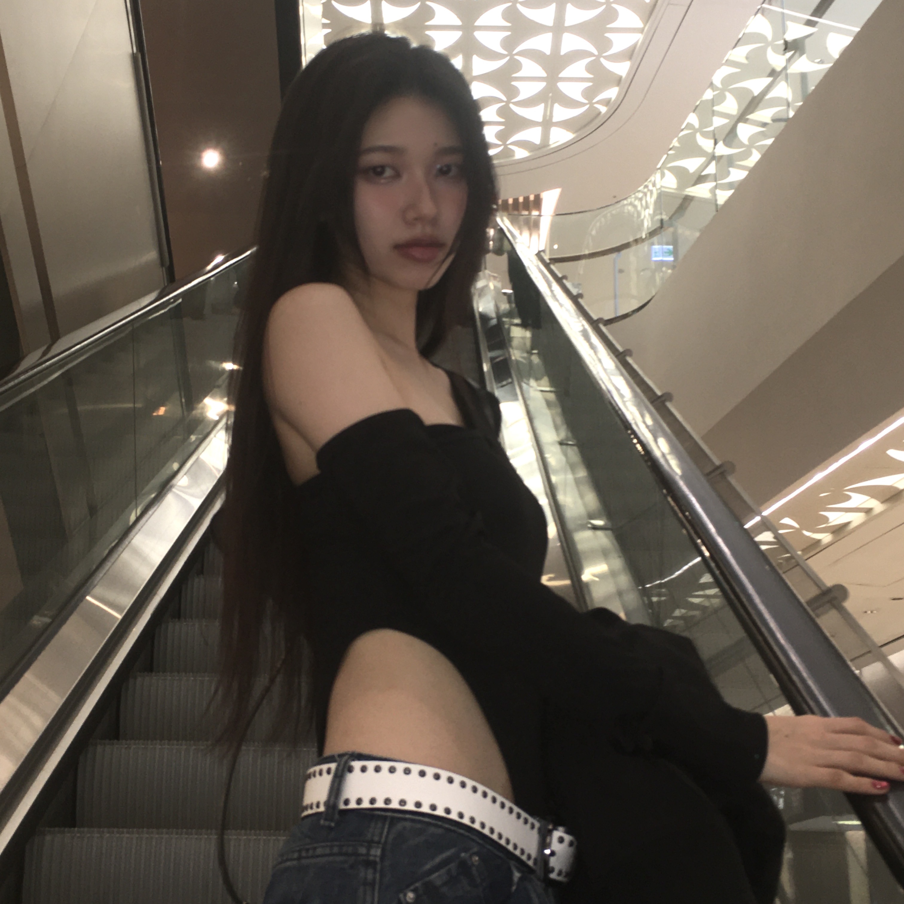 맘에 드는 에샤페v2 코디여요..🪿💛 | KREAM